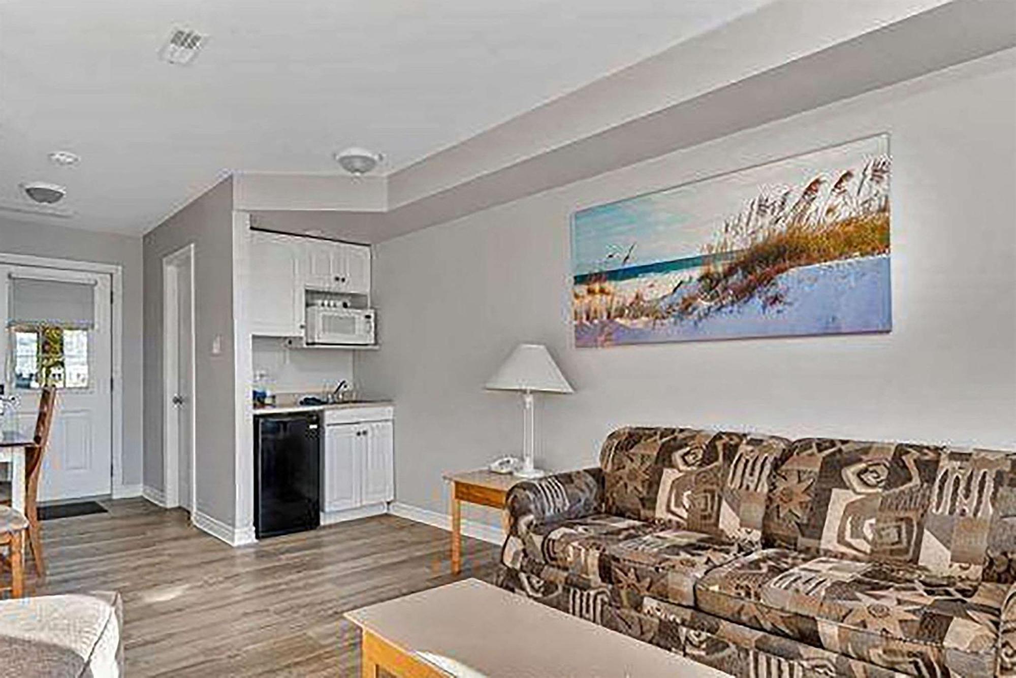ISAIAH TUBBS RESORT | ⋆⋆⋆ | PICTON, CANADA | SEASON DEALS FROM $164